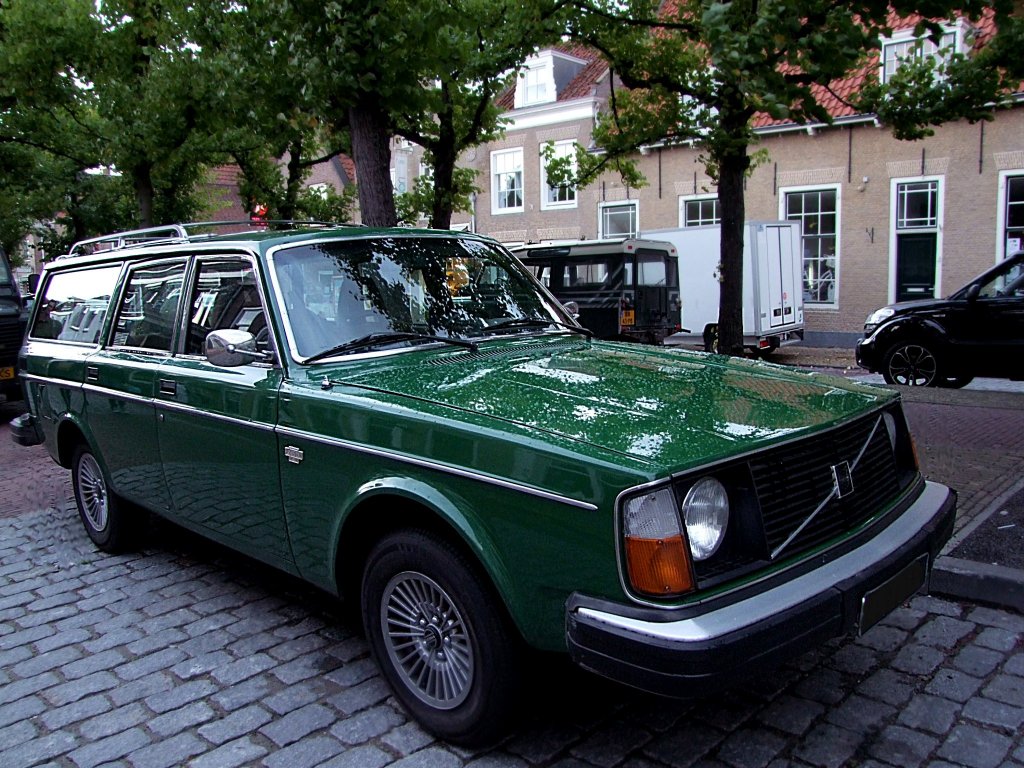VOLVO-245DL parkt in Willemstad;100829 - Fahrzeugbilder.de