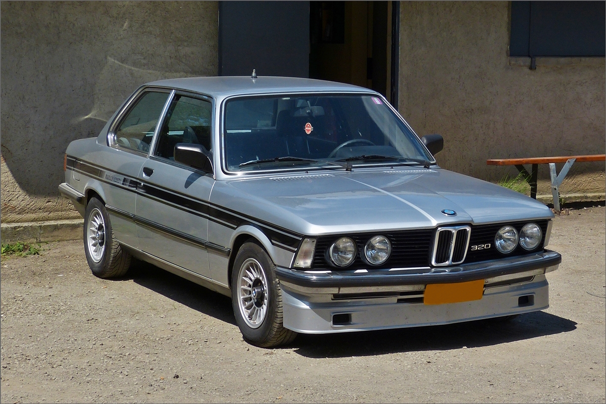 Ein alter BMW 320 in Hannovers Innenstadt am 08.01.2011 ...