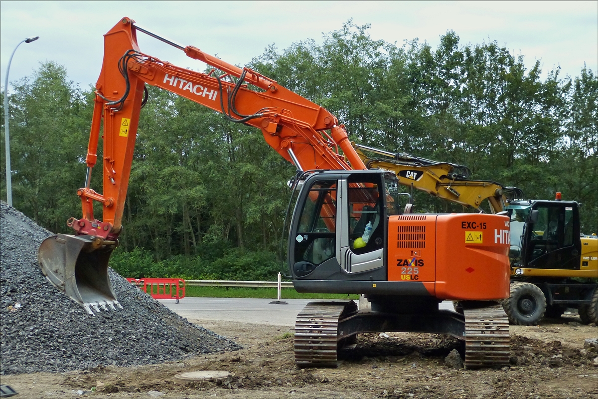Hitachi Zaxis 225 USLC Raupenbagger steht an einer Strassenbaustlle ...