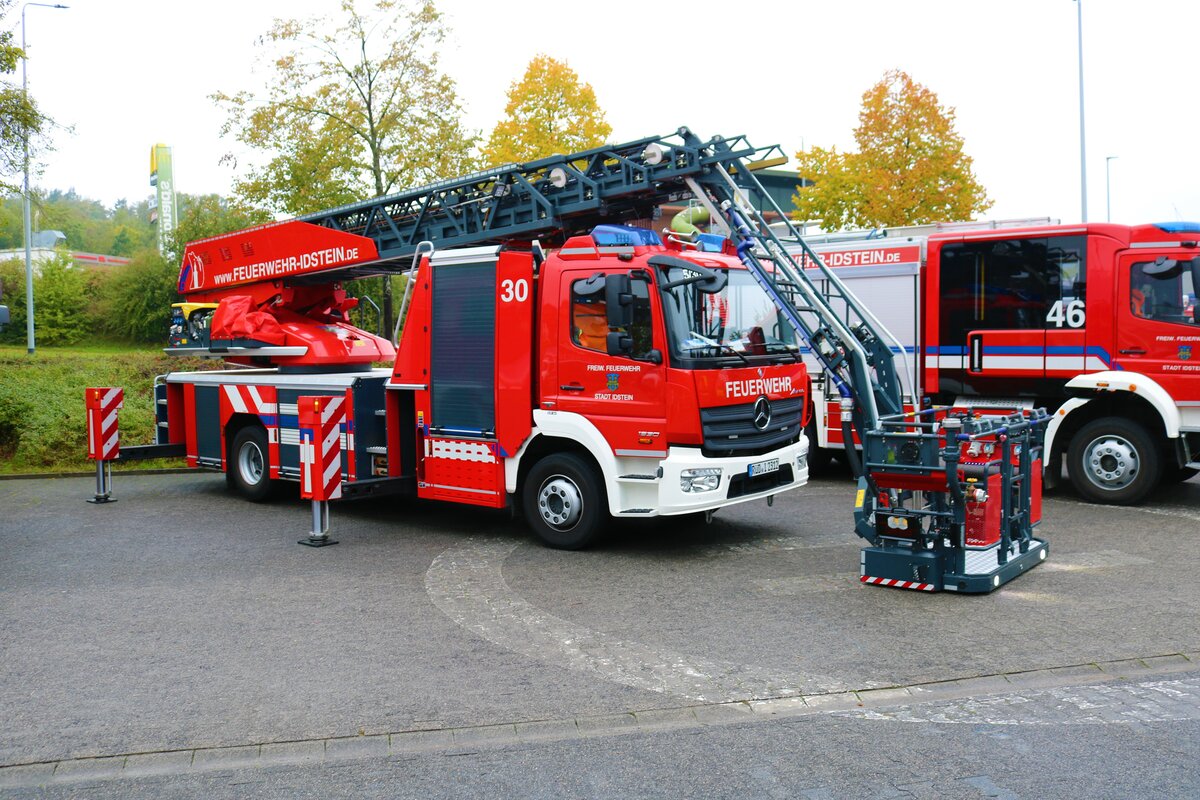 Feuerwehr Idtstein Mercedes Benz Rosenbauer DLK 23/12 am 25.09.22 beim Tag der offenen Tür ...