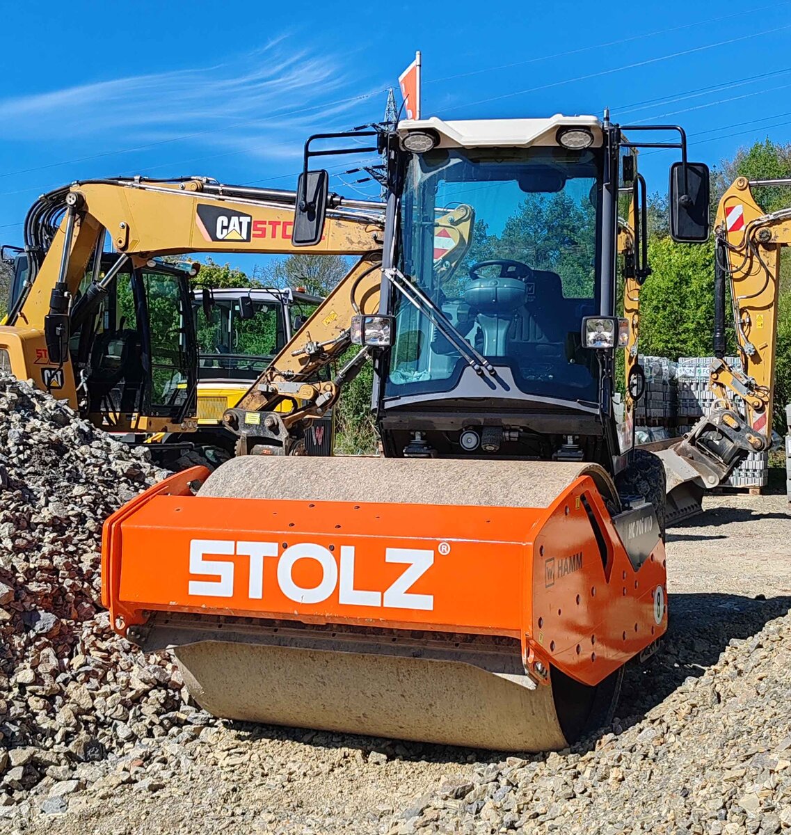 =Hamm HC 701 steht auf einer Baustelle in Petersberg, 04-2025 - Fahrzeugbilder.de