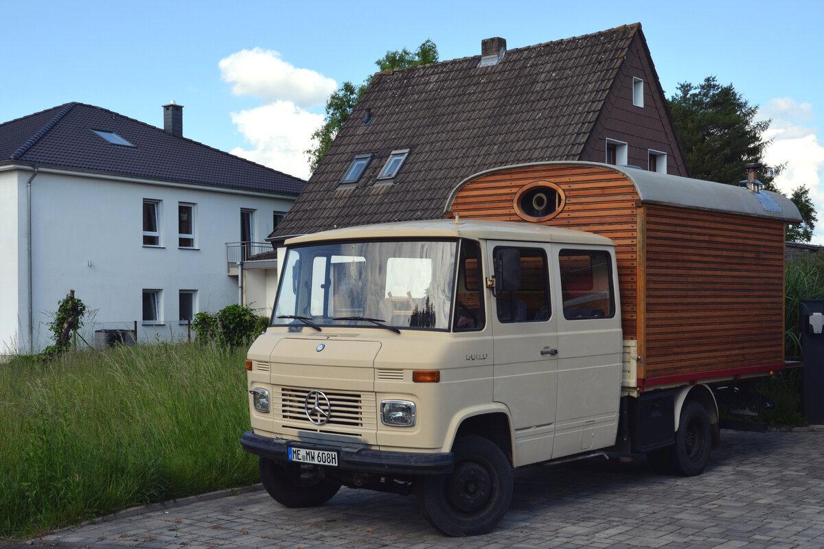 =MB 407 D steht auf dem Ausstellungsgelände beim Oldtimertreffen in ...