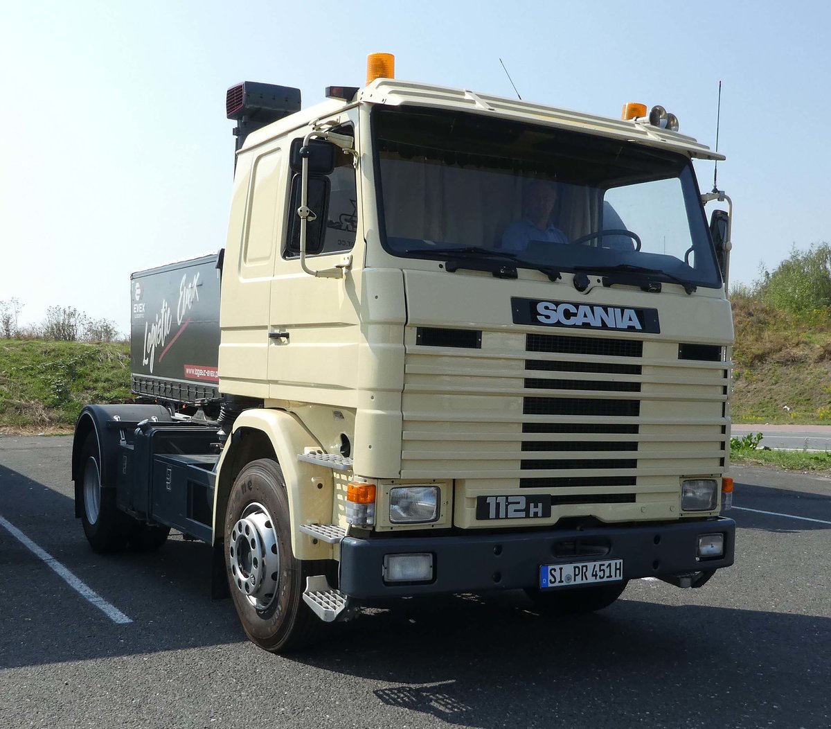 =Scania 112 H rangiert auf einem Rastplatz an der A 45, 8-2029 - Fahrzeugbilder.de