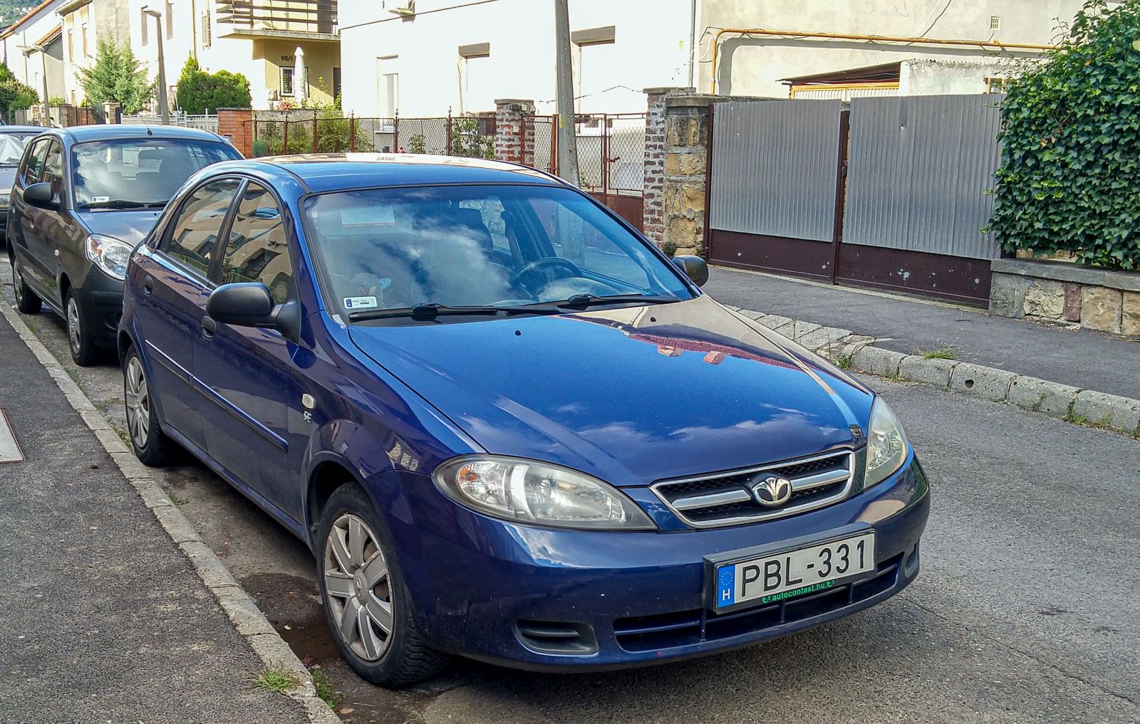 Ein in Europa ziemlich seltener DAEWOO Lacetti. Foto: 08.2021. - Fahrzeugbilder.de