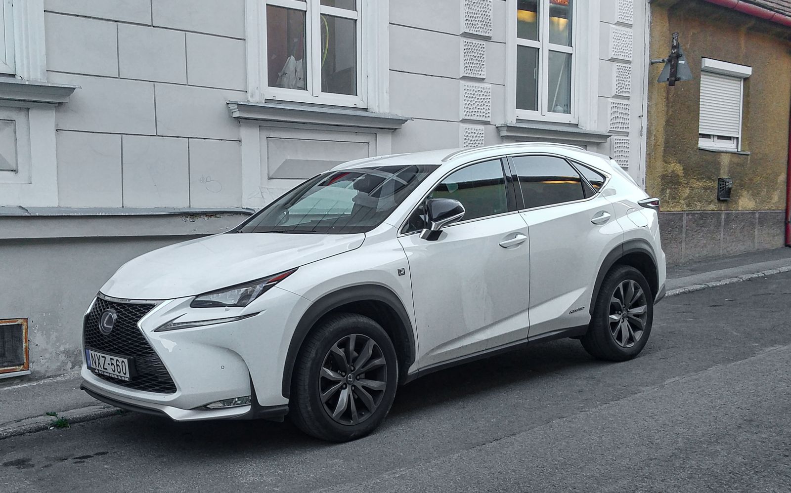 Lexus NX300h Hybrid-SUV als Taxi in Wien am 23.09.2017 - Fahrzeugbilder.de