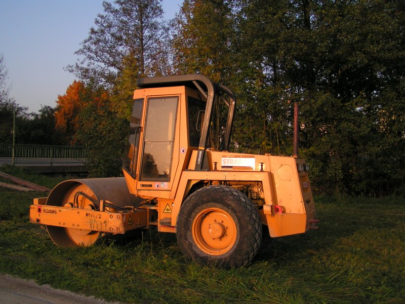 BOMAG-Walze in der herbstlichen Abendsonne; 081013 - Fahrzeugbilder.de