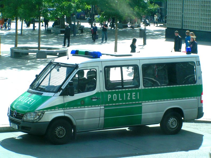 Mercedes-Polizeibus in Berlin;070903 - Fahrzeugbilder.de